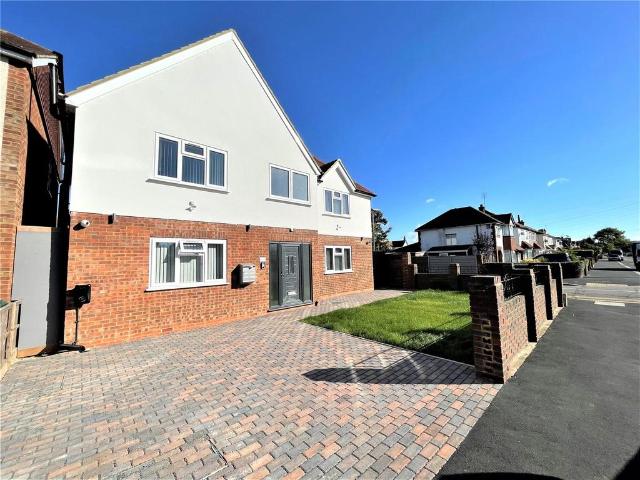 Station Crescent, Ashford, Surrey, TW15 2 bed apartment to rent £1,700 pcm £392 pw