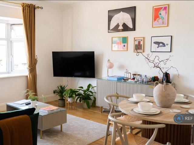 Station Lane, Hornchurch, RM12 2 bed flat to rent £4,500 pcm £1,038 pw
