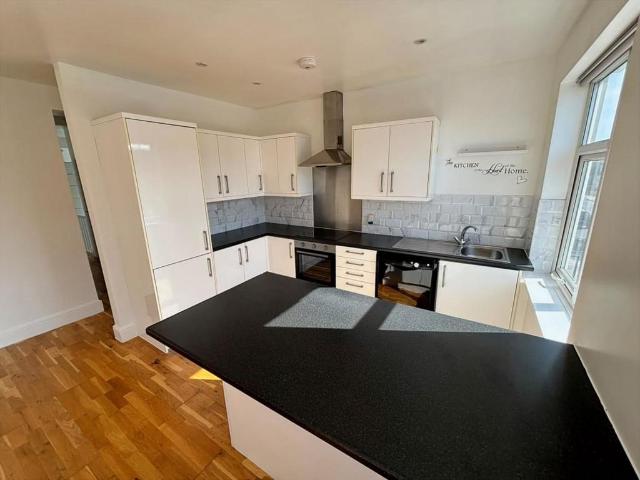 Station lane, Hornchurch, RM12 2 bed flat to rent £1,650 pcm £381 pw