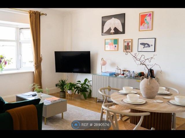 Station Lane, Hornchurch RM12, 2 bed flat to rent, £2,100 pcm | PrimeLocation