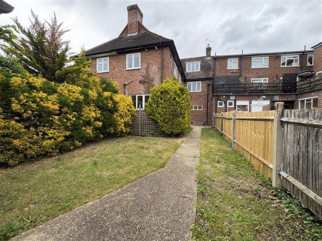 Station Parade, Virginia Water. 4 bed flat to rent £2,350 pcm £542 pw