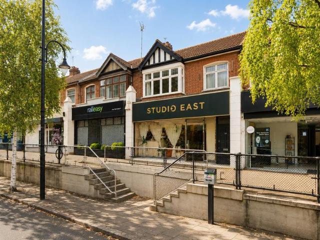 Station Parade, High Street Wanstead. 2 bed flat to rent £1,850 pcm £427 pw