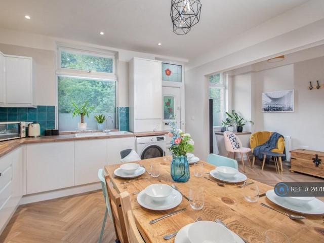 Station Parade, Leeds, LS5 4 bed terraced house to rent £1,695 pcm £391 pw