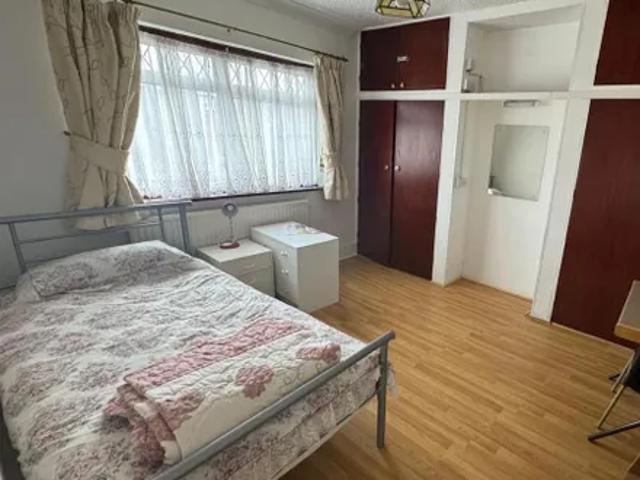 Station Road, 33 Queen's Grove Road, London, E4 7BT, United Kingdom | Room for rent #165458895 | Rentberry