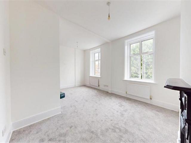 Station Road, Chingford, E4 2 bed apartment to rent £1,695 pcm £391 pw