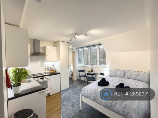 Station Road, Amersham, HP7 Studio to rent £1,050 pcm £242 pw