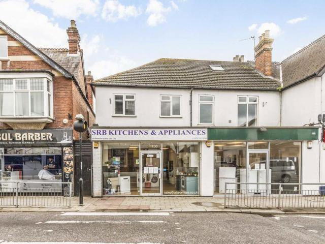 Station Road, Addlestone KT15 1 bed flat to rent £1,395 pcm £322 pw