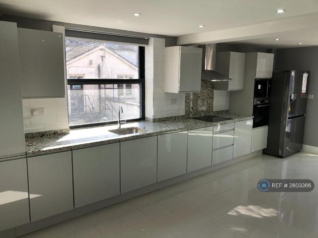 Station Road, Ashford, TW15 2 bed flat to rent £1,800 pcm £415 pw
