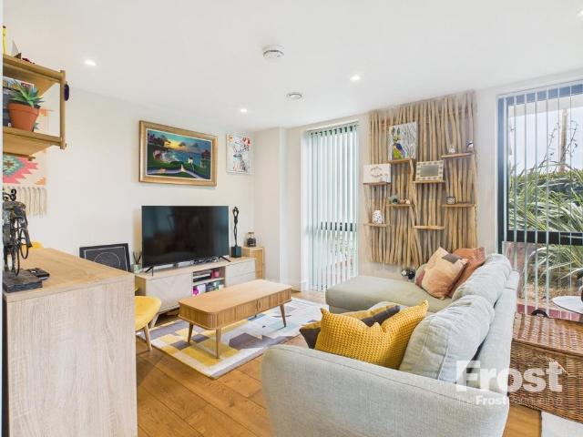 Station Road, Gerrards Cross. 1 bed apartment to rent £1,675 pcm £387 pw