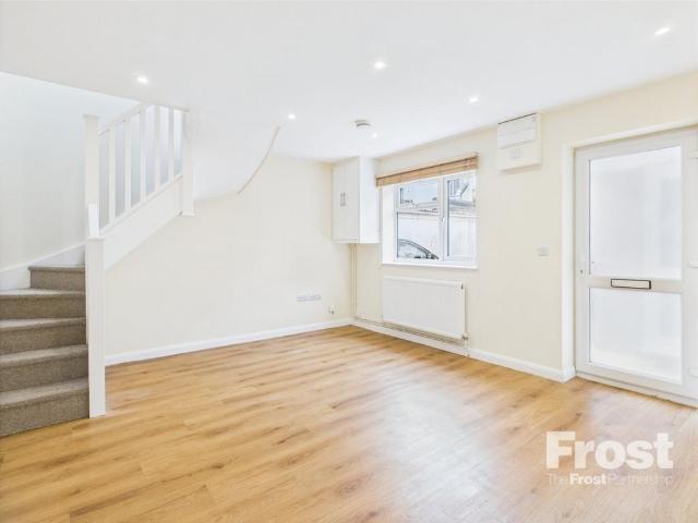 Station Road, Gerrards Cross. 1 bed apartment to rent £1,275 pcm £294 pw