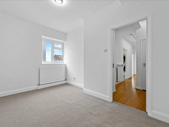 Station Road, Gerrards Cross. 2 bed apartment to rent £1,550 pcm £358 pw