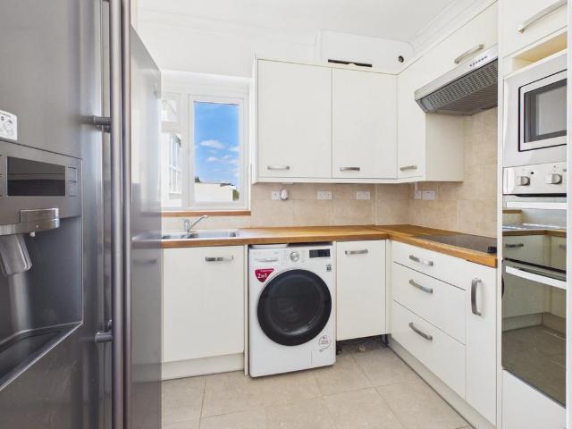Station Road, Gerrards Cross. 2 bed apartment to rent £1,575 pcm £363 pw