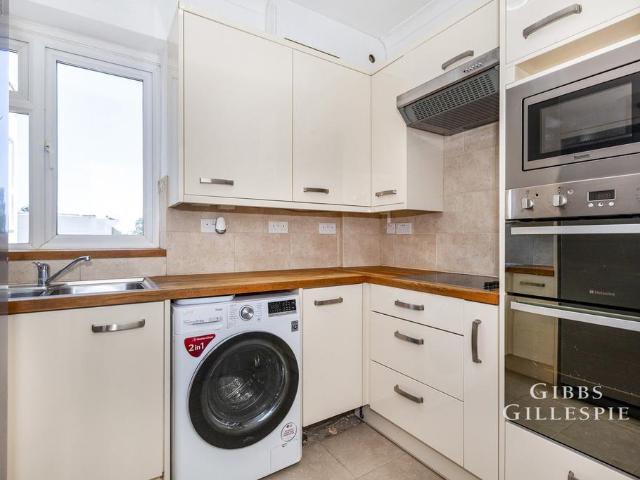 Station Road, Gerrards Cross. 2 bed flat to rent £1,575 pcm £363 pw