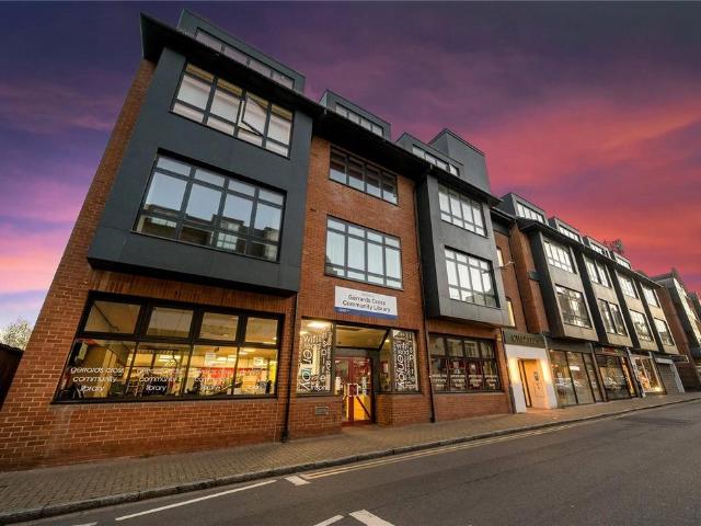 Station Road, Gerrards Cross. 2 bed flat to rent £2,100 pcm £485 pw