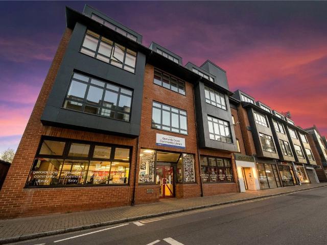 Station Road, Gerrards Cross, Buckinghamshire SL9, 2 bed flat to rent, £2,100 pcm | PrimeLocation