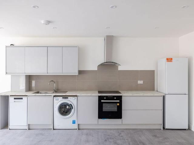 Station Road East, Oxted RH8, 2 bed flat to rent, £1,500 pcm | PrimeLocation