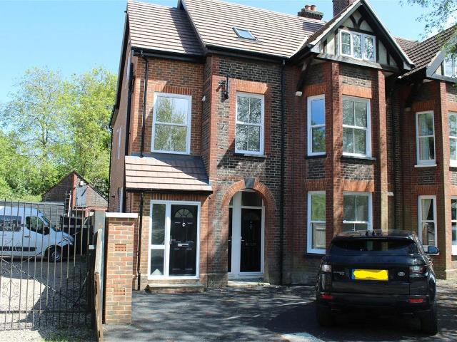 Station Road, Edenbridge, Kent TN8, 2 bed flat to rent, £1,450 pcm | PrimeLocation