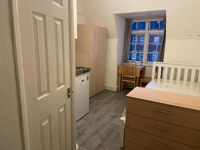 Station Road, Edgware HA8, Studio to rent, £880 pcm | PrimeLocation