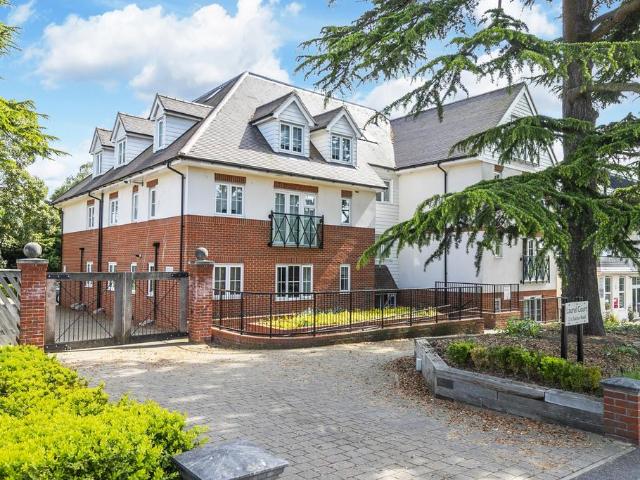 Station Road, Epping, CM16 2 bed flat to rent £1,850 pcm £427 pw