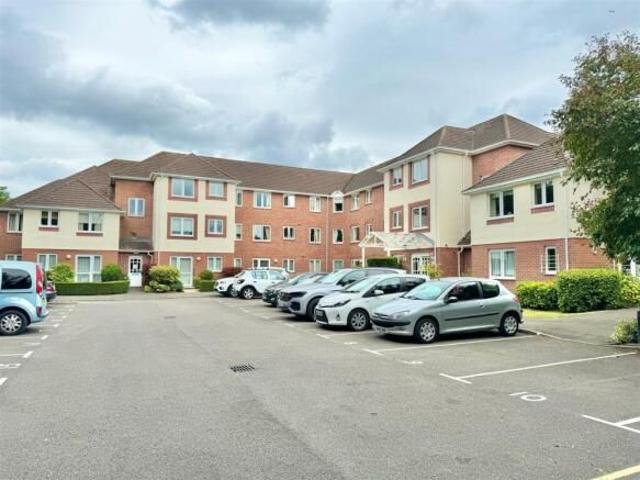 Station Road, Ferndown BH22, 2 bed flat to rent, £1,150 pcm | PrimeLocation