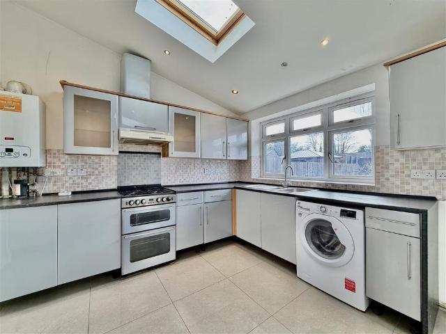 Station Road, Hounslow TW3 3 bed semi detached house to rent £2,400 pcm £554 pw