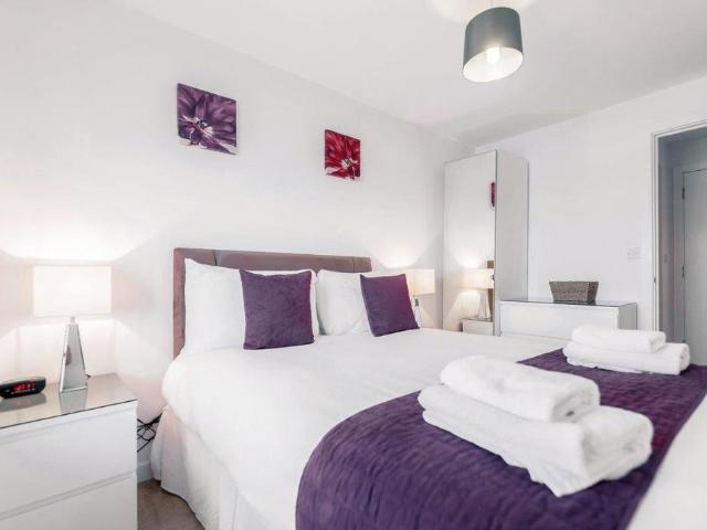 Station Road, Horley, Surrey, RH6 2 bed flat to rent £1,475 pcm £340 pw