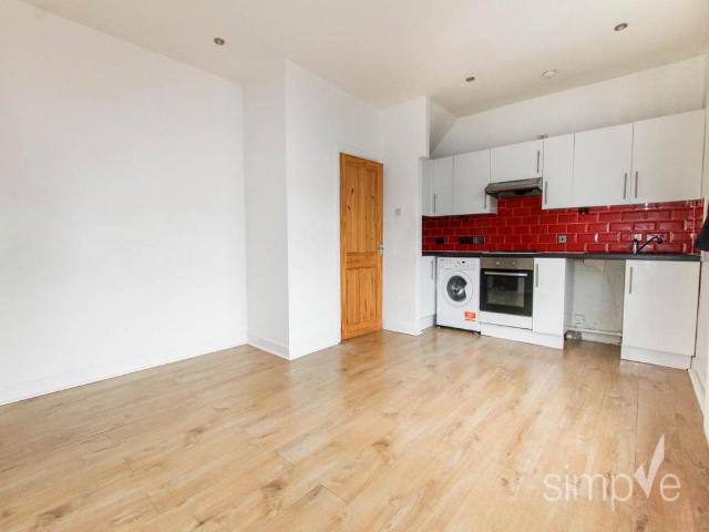 Station Road, Hayes, Middlesex 3 bed flat to rent £2,000 pcm £462 pw
