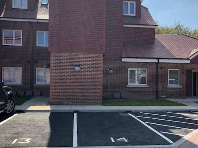 Station Road, Hayling Island PO11 1 bed flat to rent £1,050 pcm £242 pw