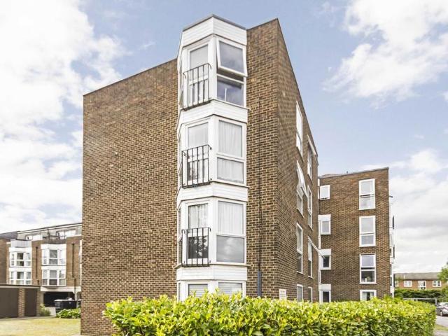 Station Road, Hampton TW12 1 bed flat to rent £1,395 pcm £322 pw