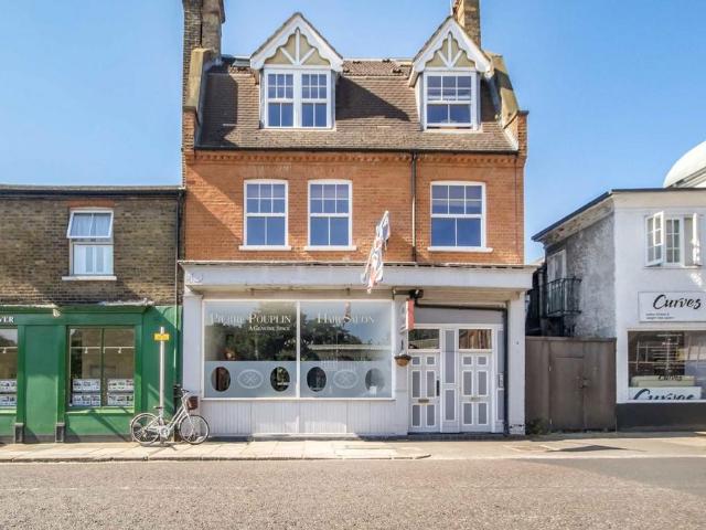 Station Road, Hampton TW12 2 bed flat to rent £1,695 pcm £391 pw