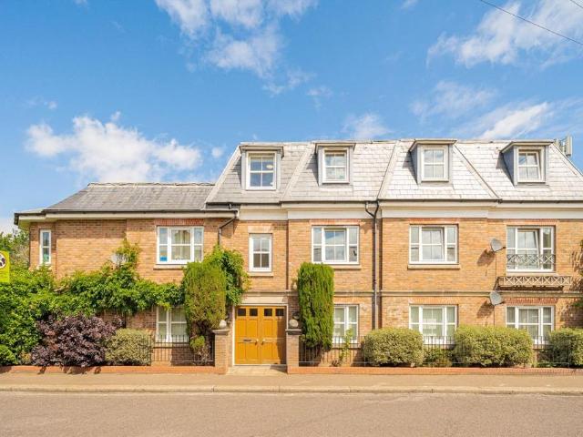 Station Road, Hampton TW12 2 bed flat to rent £1,795 pcm £414 pw