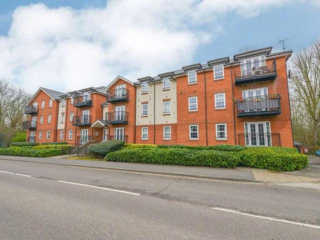 Station Road, Harpenden AL5 2 bed apartment to rent £1,900 pcm £438 pw