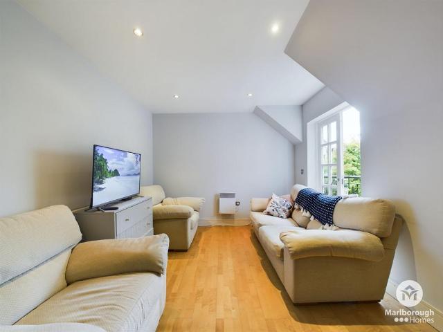 Station Road, Hetton House, IG10 2 bed flat to rent £1,825 pcm £421 pw