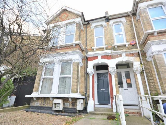 Station Road, Hendon NW4 3 bed flat to rent £2,400 pcm £554 pw