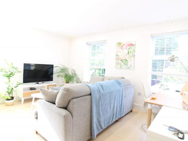 Station Road, Loudwater, High Wycombe HP10, 1 bed flat to rent, £1,300 pcm | PrimeLocation