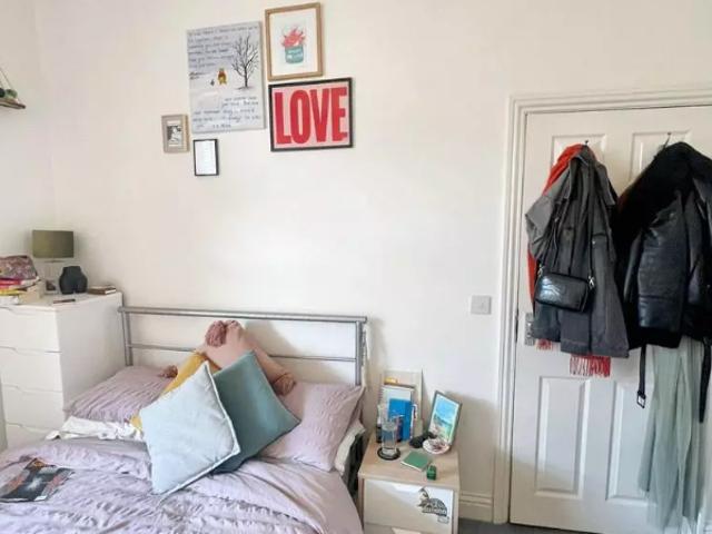 Station Road, London N3 Studio to rent £1,050 pcm £242 pw