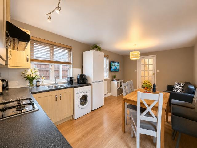 Station Road, London N3 2 bed flat to rent £1,800 pcm £415 pw