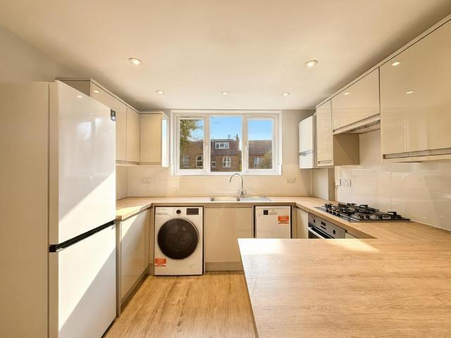 Station Road, London N3 3 bed flat to rent £2,000 pcm £462 pw