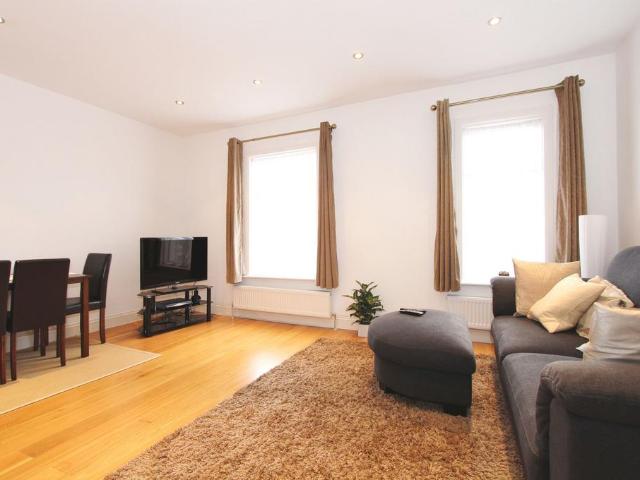 Station Road, London, NW4 2 bed flat to rent £1,850 pcm £427 pw