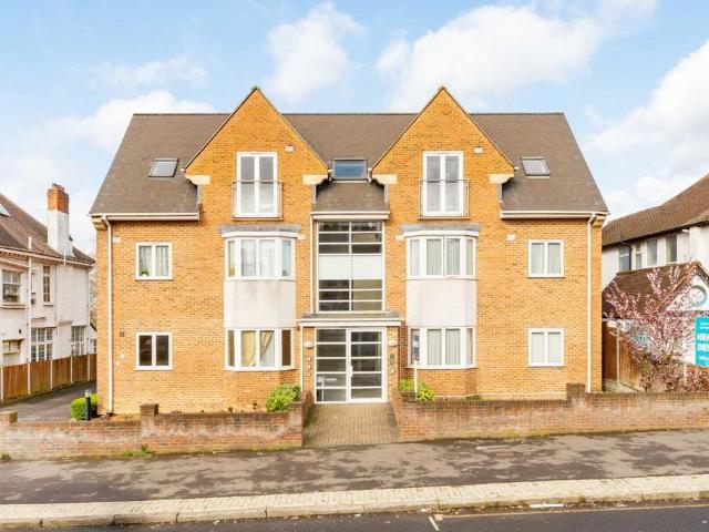 Station Road, London NW4 2 bed flat to rent £1,850 pcm £427 pw