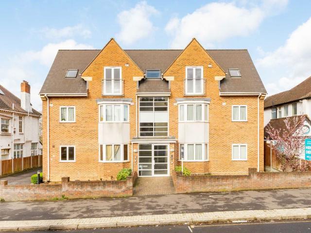 Station Road, London NW4, 2 bed flat to rent, £1,850 pcm | PrimeLocation