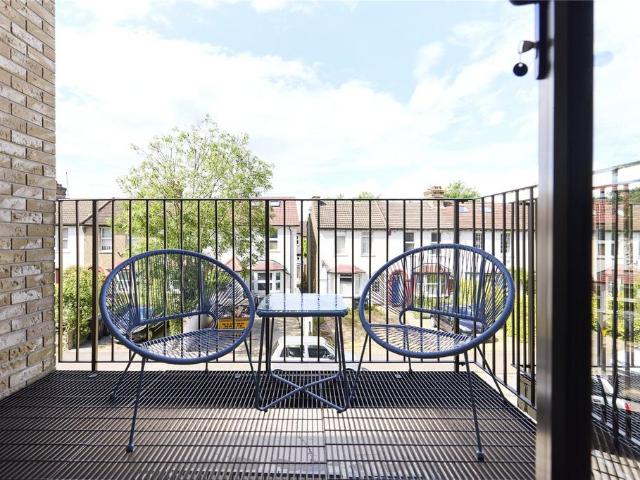 Station Road, London, SW19 1 bed flat to rent £2,530 pcm £584 pw