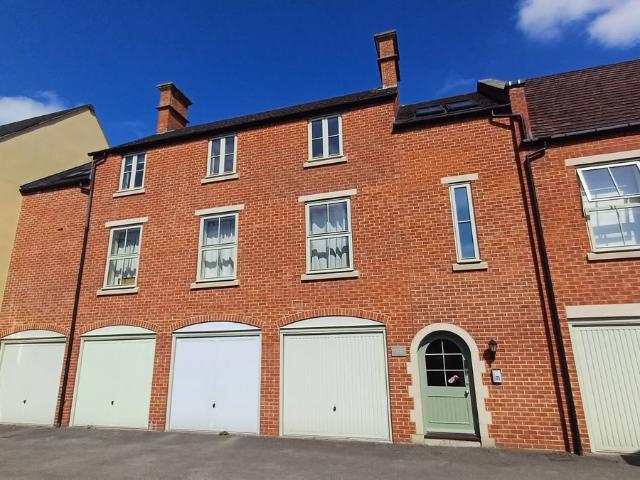 Station Road, Moreton In Marsh GL56, 2 bed flat to rent, £1,200 pcm | PrimeLocation