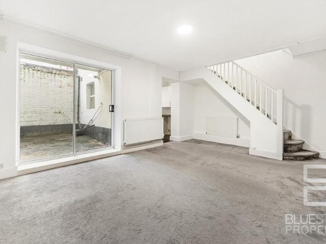 Station Road, Norwood Junction 1 bed ground floor flat to rent £1,399 pcm £323 pw