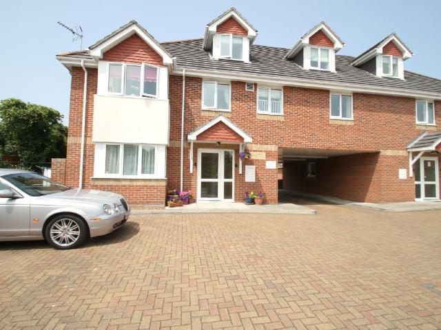 Station Road, Netley Abbey SO31, 2 bed flat to rent, £1,100 pcm | PrimeLocation
