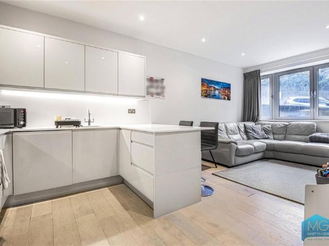 Station Road, New Barnet. 2 bed apartment to rent £1,750 pcm £404 pw