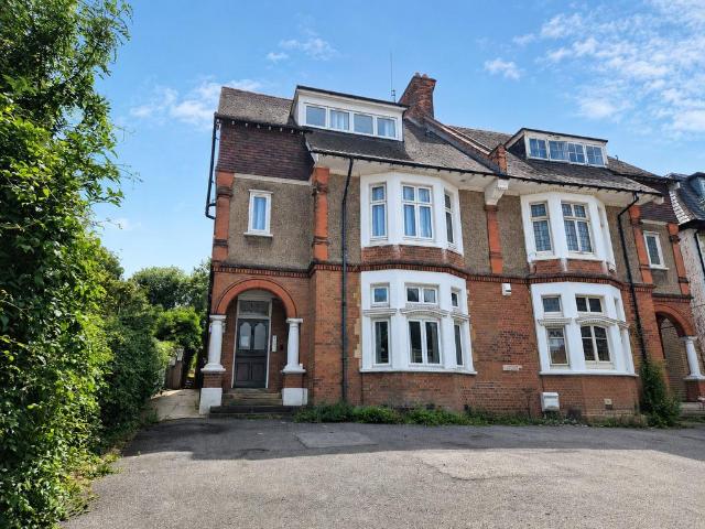 Station Road, New Barnet, EN5 2 bed apartment to rent £1,750 pcm £404 pw