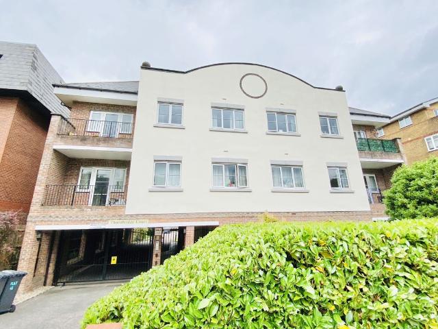 Station Road, New Barnet EN5, 2 bed flat to rent, £1,900 pcm | PrimeLocation