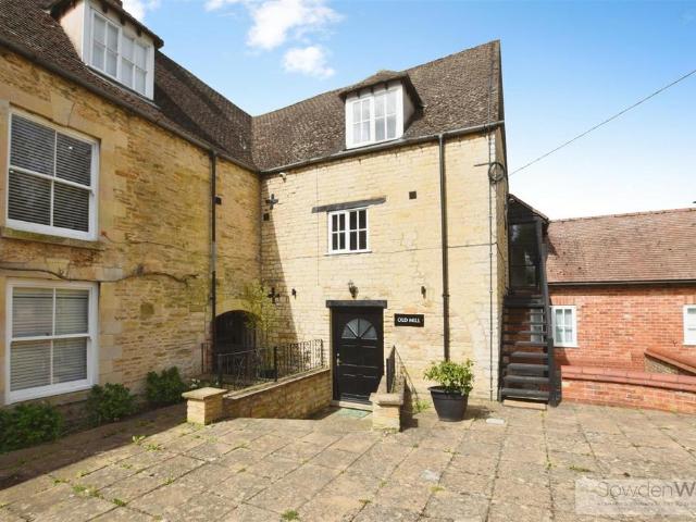 Station Road, South Luffenham 3 bed cottage to rent £2,700 pcm £623 pw