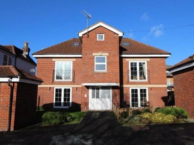 Station Road, Southampton SO31 2 bed flat to rent £1,150 pcm £265 pw